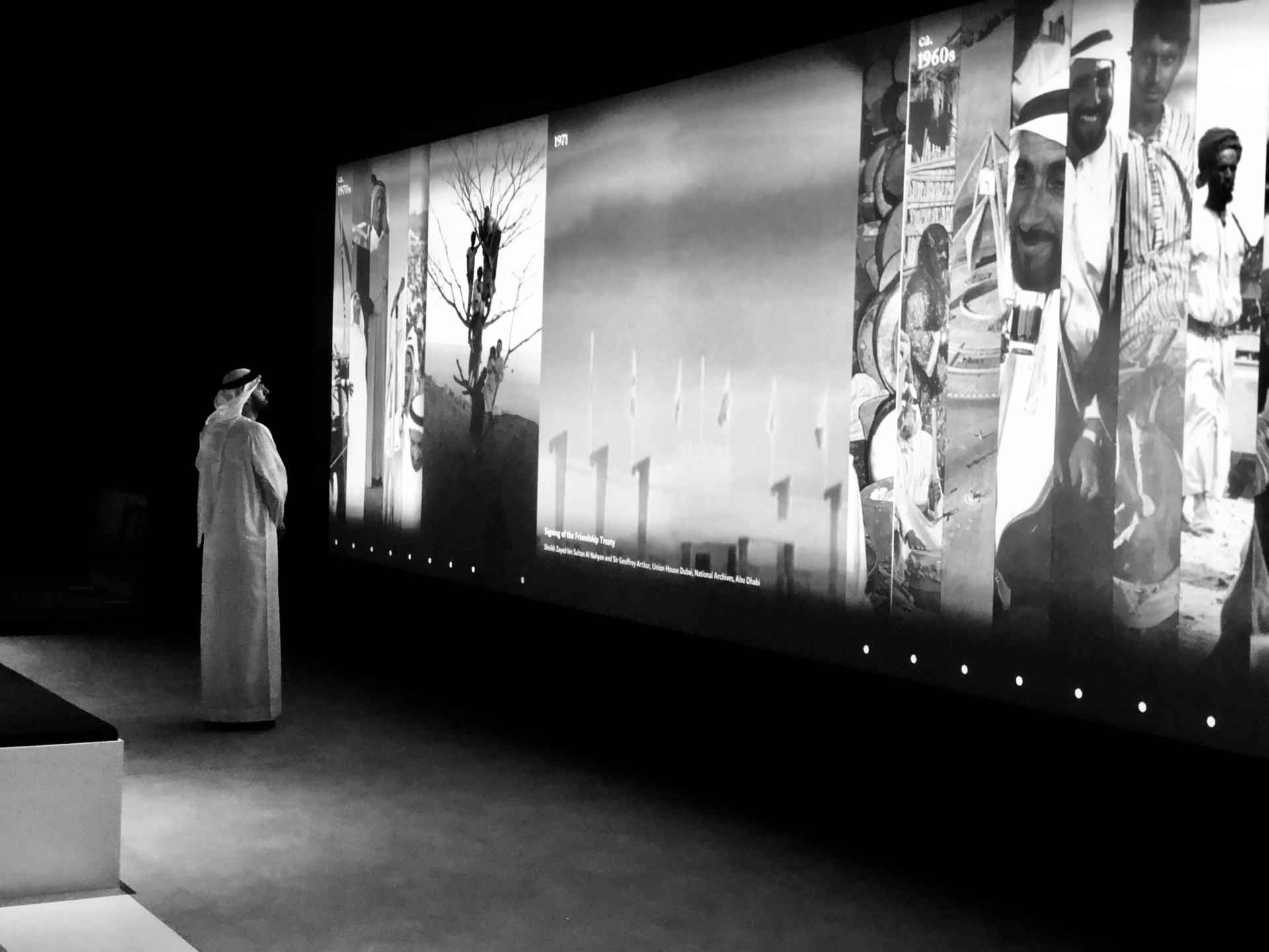 Reactive Photo Wall – NEOANALOG